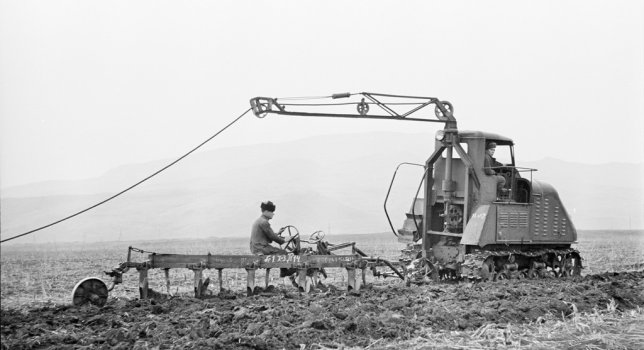 Sověti v 50. letech postavili elektrický traktor s napájecím kabelem ...