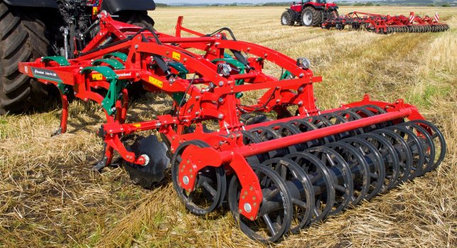 Mělkou, ale i hlubší podmítku zvládne jeden stroj, Kverneland Enduro ...