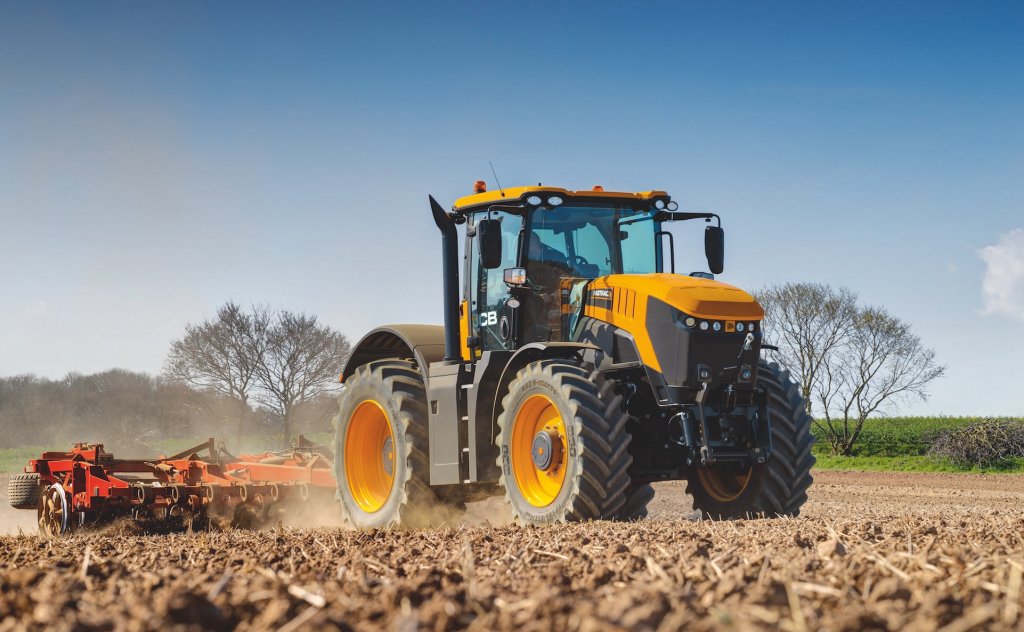 Inovovaný JCB Fastrac s novým motorem a pokročilým podvozek zvládne ...