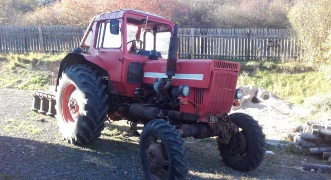 Belarus MTZ-82 je dělníkem do lesa s vynikajícími starty i schopností ...