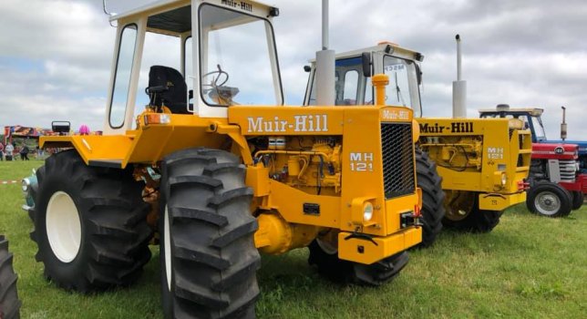 Traktor Muir-Hill 121 série III měl „kosmickou kabinu“. Svým vzhledem ...
