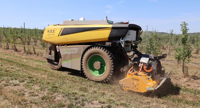 Autonomní robot AgXeed AgBot poprvé v českých sadech a vinicích ...