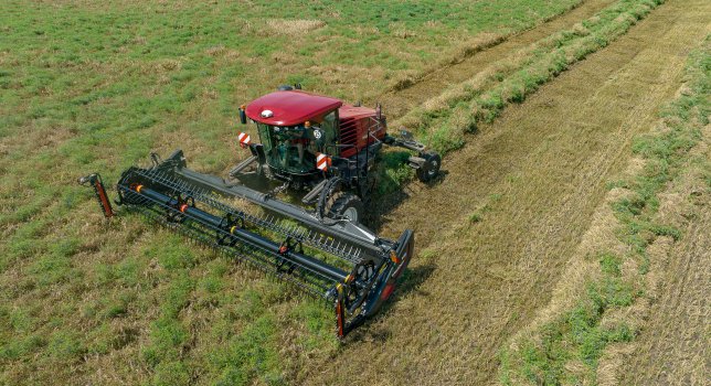 Dvoufázová sklizeň s MacDon M1170 NT5 Windrower v Česku | Agroportal24h.cz