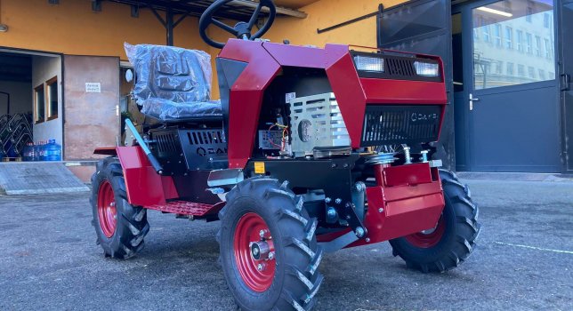 Český DAKR vyrobil 1000. stavebnicový traktor DAKR Panter FD5 ...