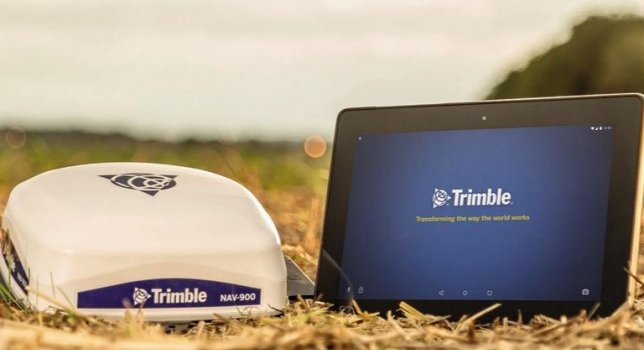 Displej Trimble GFX-350 s přijímačem NAV-500 pro přesnou práci na poli ...