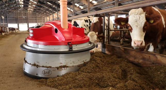 Nejstarší automatický přihrnovač krmiva Lely Juno v Česku pracuje ...