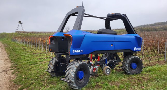 Dva autonomní roboty VitiBot Bakus si převezmou první majitelé ...