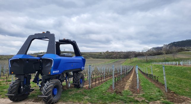 Dvě vinařství na Břeclavsku budou mít robota VitiBot Bakus ...