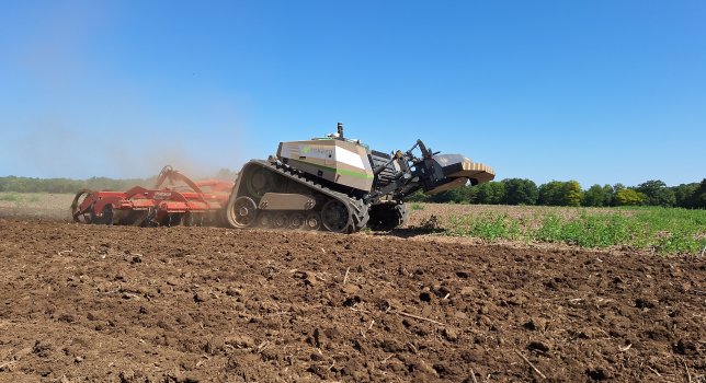 Za praktickými zkušenostmi s robotem AgXeed AgBot do Maďarska ...