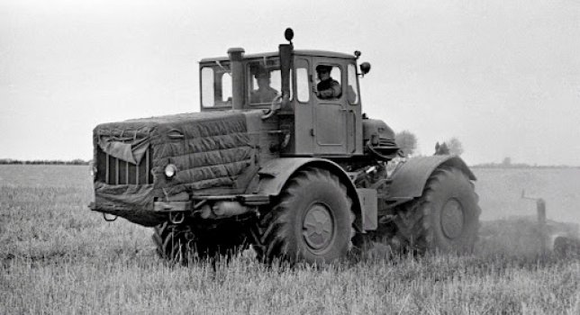 Kirovec K-700 s automatickým řízením v roce 1977 | Agroportal24h.cz