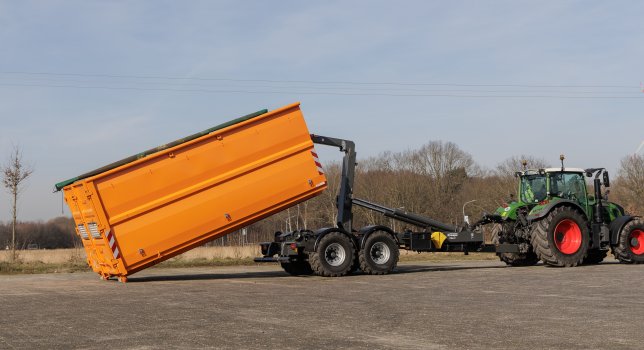 Krampe THL 20 L Carrier má nově hákový zvedací systém integrován přímo do podvozku ...